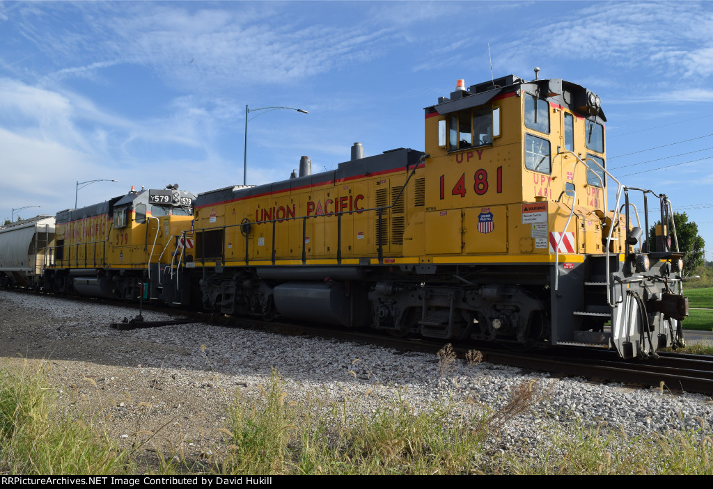 UPY Engines 1481 and 579 leading short train, Des Moinjs IA 2